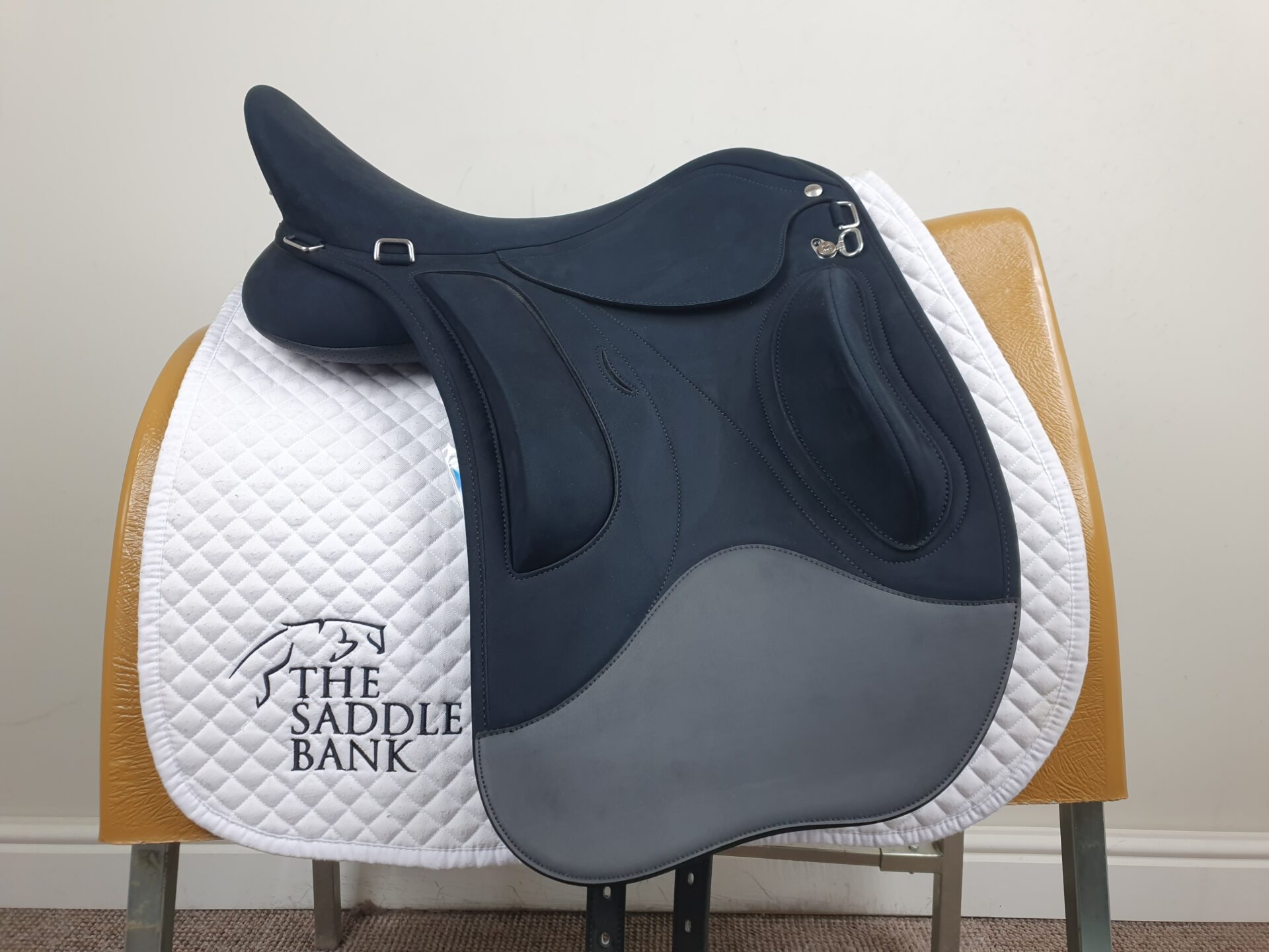 17.5 inch Wintec Pro Endurance Black Adjustable | The Saddle Bank