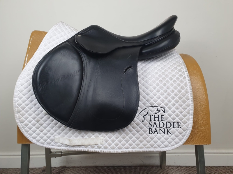 17 inch Evolution Black Medium | The Saddle Bank